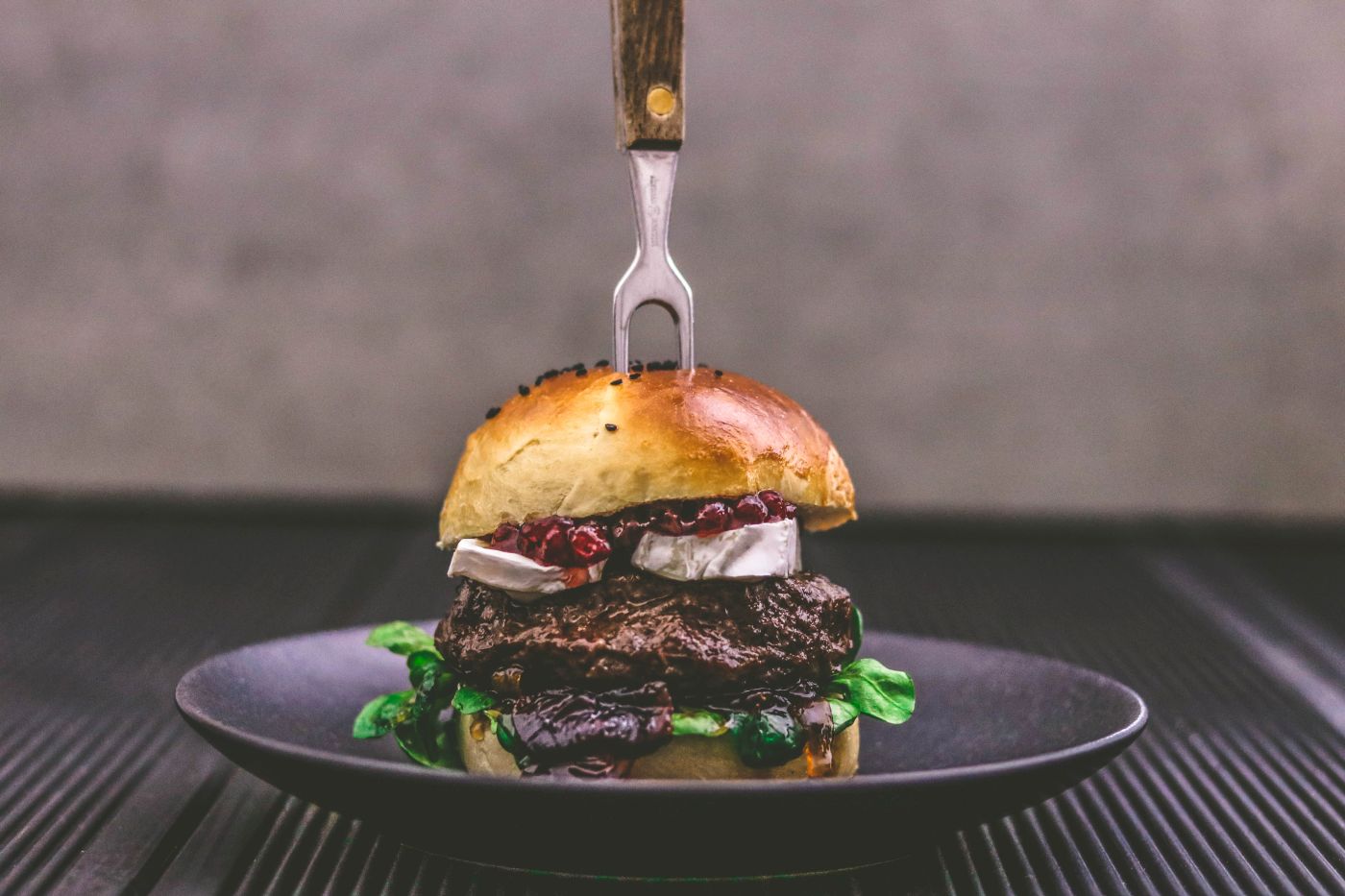 Wilder Brie Burger mit Weißwein Zwiebeln | Grill- & BBQ-Blog